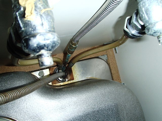 システムキッチンの傾いたシングルレバーの修理: 水まわりのBlog アサクラハウス&モアビルド